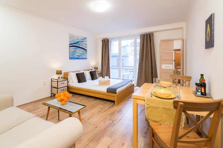 Quaint Singular Apartment In City Center - Praga
