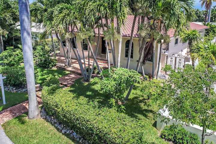Magnificent Villa By Lake Near Hollywood Beach - Hallandale, FL