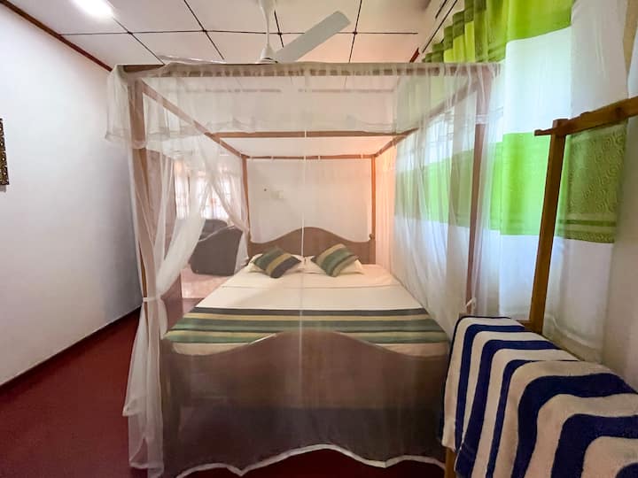 Damith Tourist Inn - Ac Deluxe Double Room 1 - Mirissa