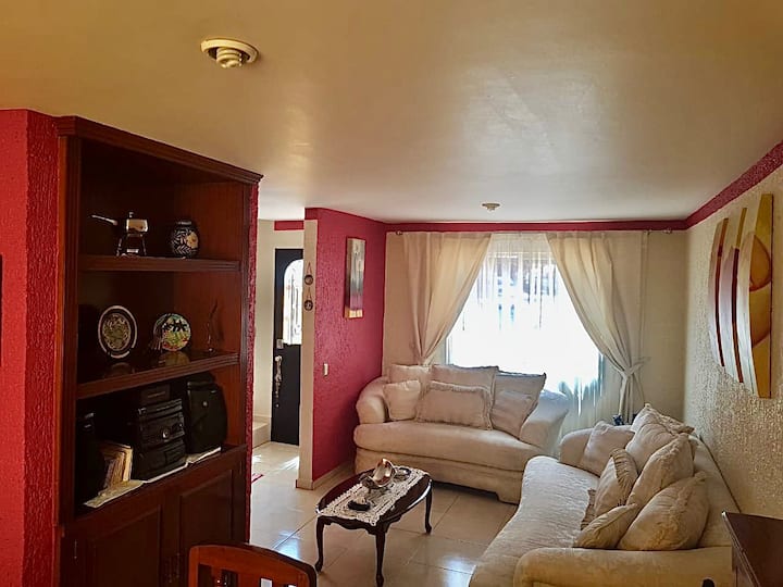 Cómoda Casa, Amplios Espacios, Cochera, Céntrica - Guadalajara