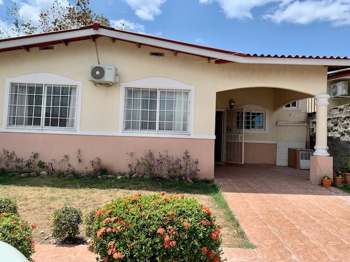 Hermosa Casa En Quintas De Gratamira - Tocumen Airport (PTY)