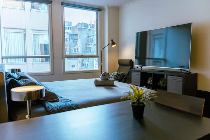 Iconic Flinders St Location, Cozy Studio Apartment - Australia