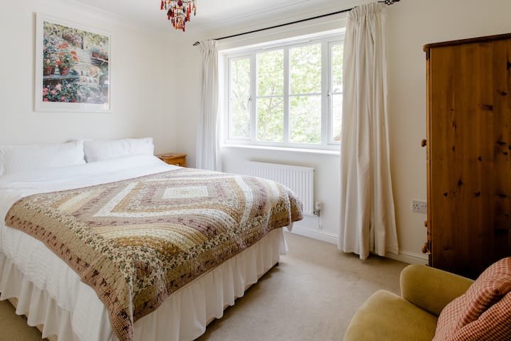 Double Bedroom With Bathroom Across The Hall - Wroxham