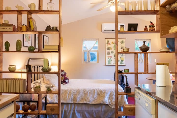 Charming Guesthouse W/ Full Kitchen & Pool - Phoenix, AZ