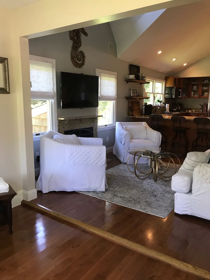 Country Cottage - Bellport, NY
