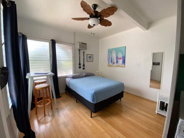Beachy Waikiki Studio A, 30-day Minimum Stay - Honolulu