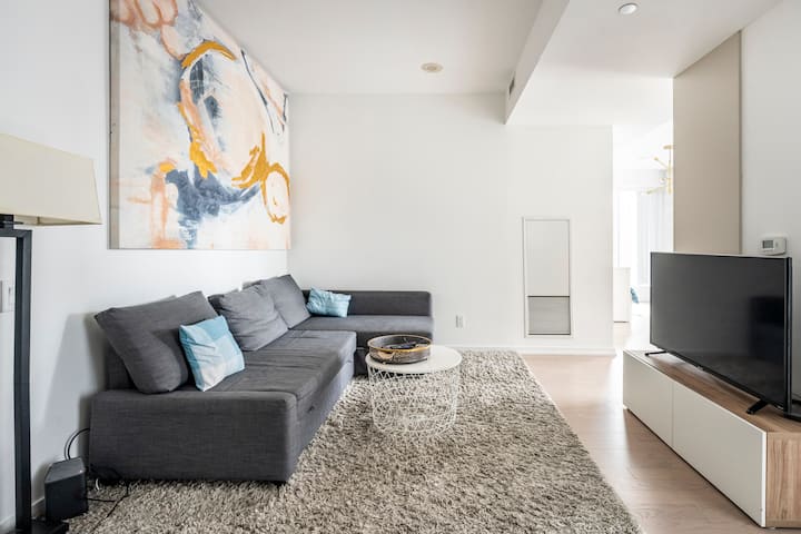Luxury And Spacious 1br + Den - Financial District - Toronto