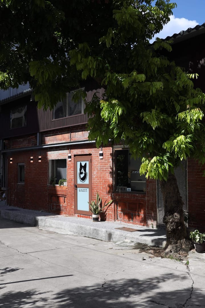 來去百年老宅咖啡店住一晚！保留整片紅磚牆面，榻榻米臥舖，臨近高雄火車站、三塊厝車站、三鳳中街商圈 - 런우 구