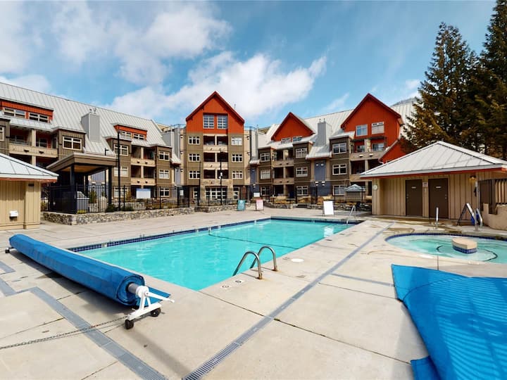 Hot Tub, Pool, Ski In Ski Out. - ウィスラー