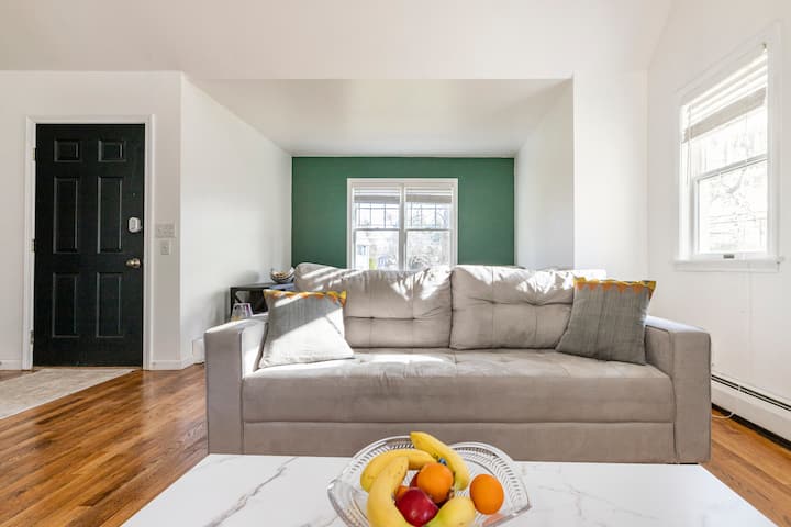 Stylish & Newly Renovated Home – Prime Location! - West Hartford, CT