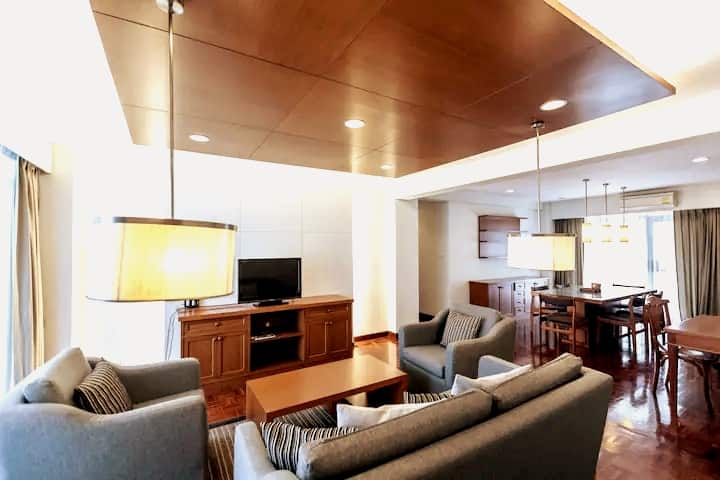 Quiet, Modern 2br Apartment Near Bts Large Kitchen - Bangkok