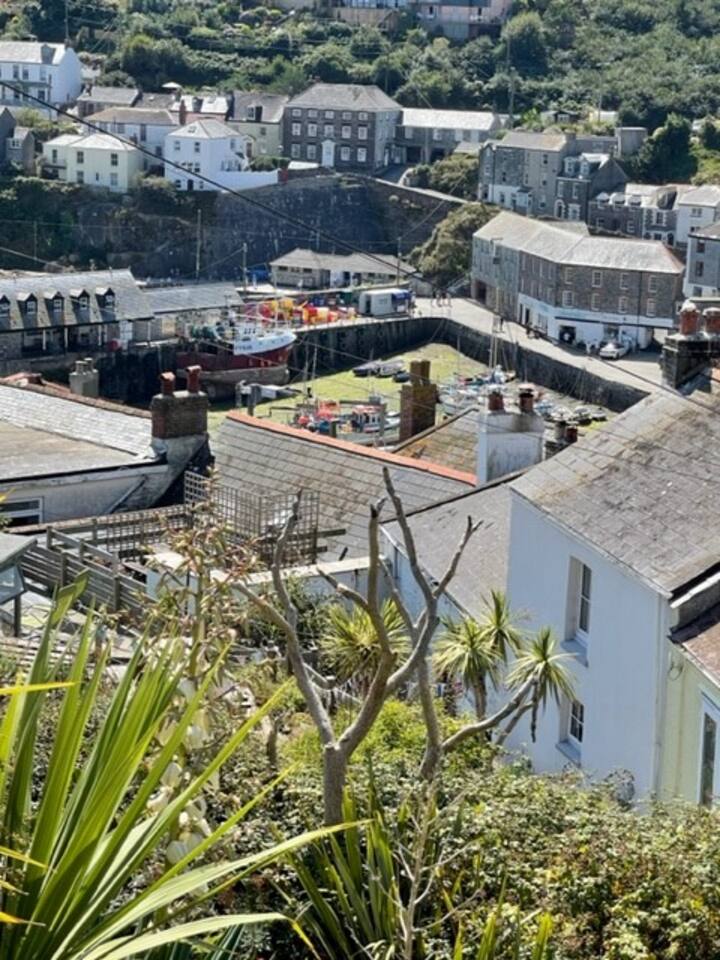 Sea View Cottage With Harbour View: - Mevagissey