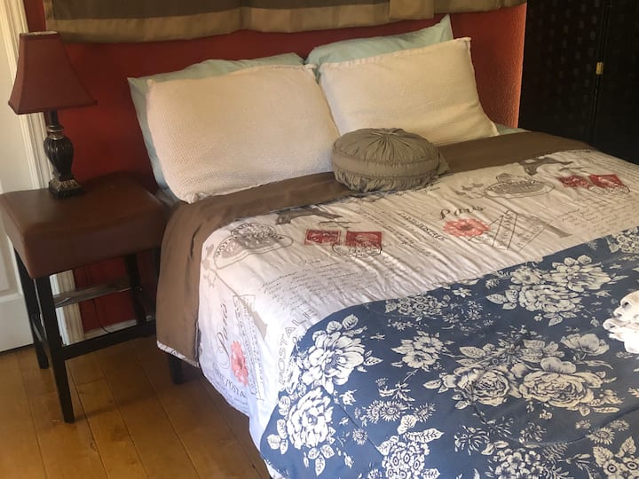 Cozy Nook Santa Clarita Homestay - Magic Mountain, CA
