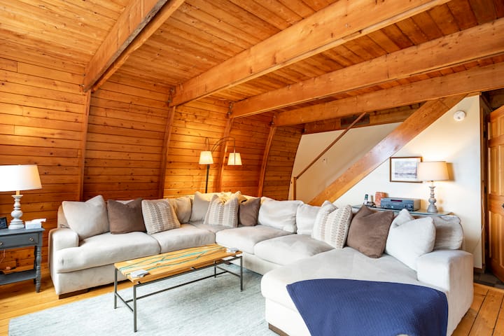 Cozy Bow House Perched In Trees W/ Hot Tub & View - Vermont