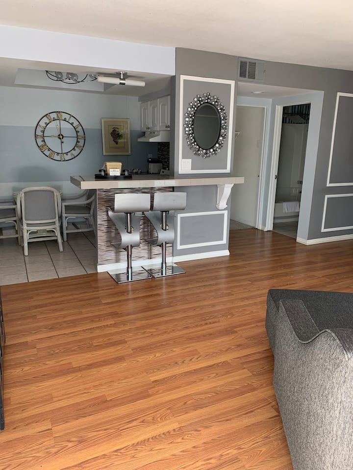 41 - Luxury Queen Suite (1bed, 2 Bath) Sleeps 6 - Palm Springs, CA