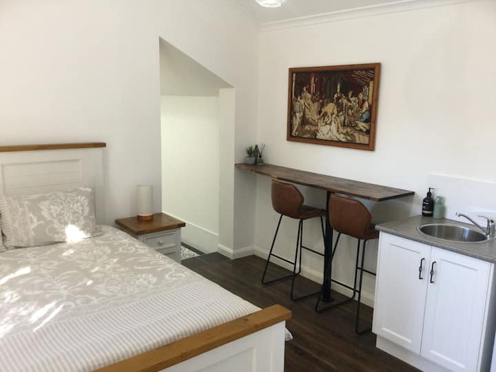 Studio On Denne -
Short Term And Semi Long Term - Tamworth