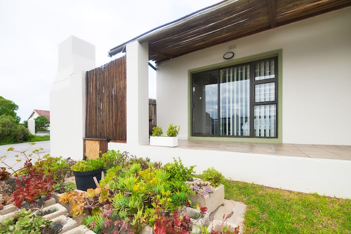 Land's Edge Wild Aster Cottage - Solar Powered - Struisbaai