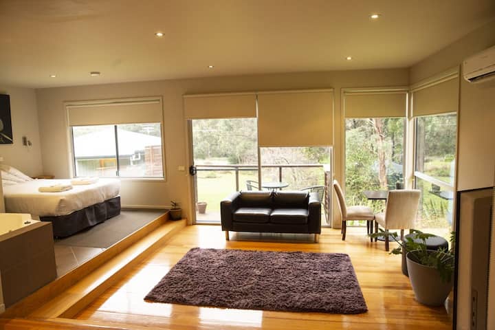 Spacious Self-contained Spa Chalets - Eaglehawk Neck