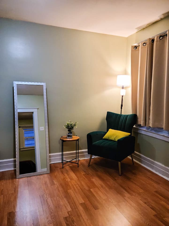 Cozy Quirky Apartment - Hamtramck, MI