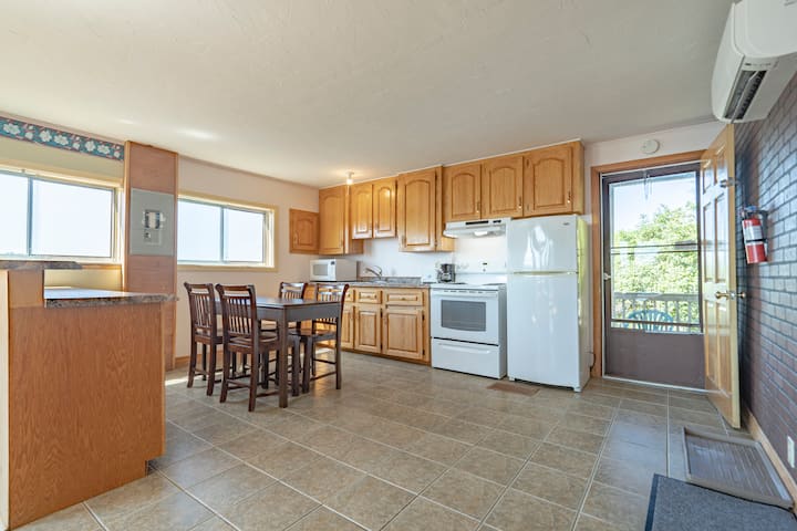 Lake-view 4 Beds Apartment Unit - Yarmouth