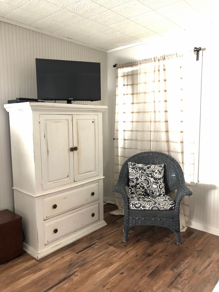 Cottage W/ Pool In Historic Downtown - Smithville, TX