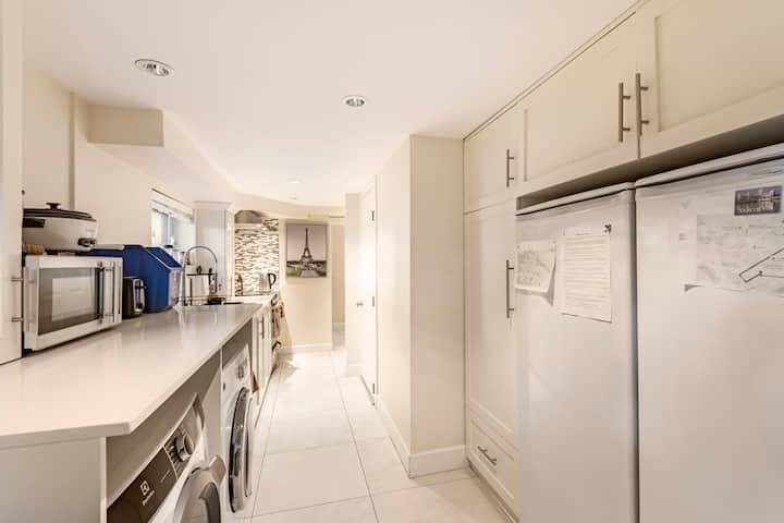 Near Edmonds Skytrain Private Safe Corner Bedroom - Burnaby