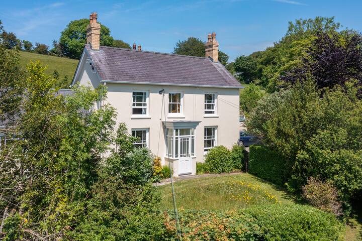 Welsh Coastal Farmhouse Retreat - New Quay
