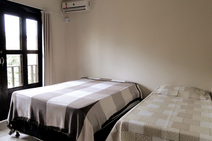 Casa De 2 Quartos Próxima A Praia Bombinhas - Bombinhas