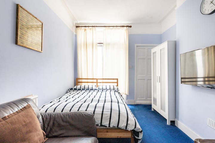 Wimbledon Tennis Double Ensuite Bedroom - Fulham