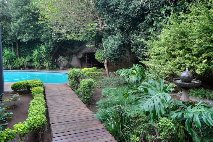 Queen Bedroom In A Guesthouse - East London