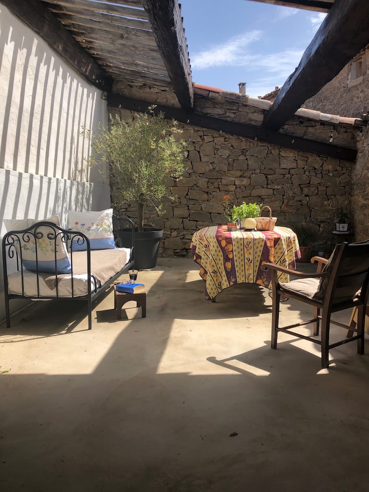 Blueshutters, Beaufort, Herault - Minerve