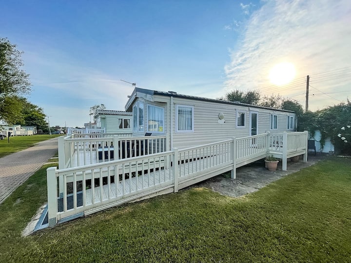 Superb 8 Berth Caravan For Hire At A Great Holiday Park In Norfolk Ref 50026m - Hemsby