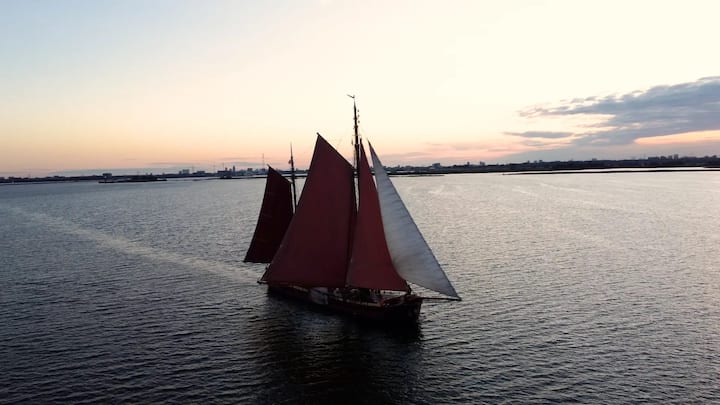 Historical Sailing Ship In The Center Of Amsterdam - Amsterdam