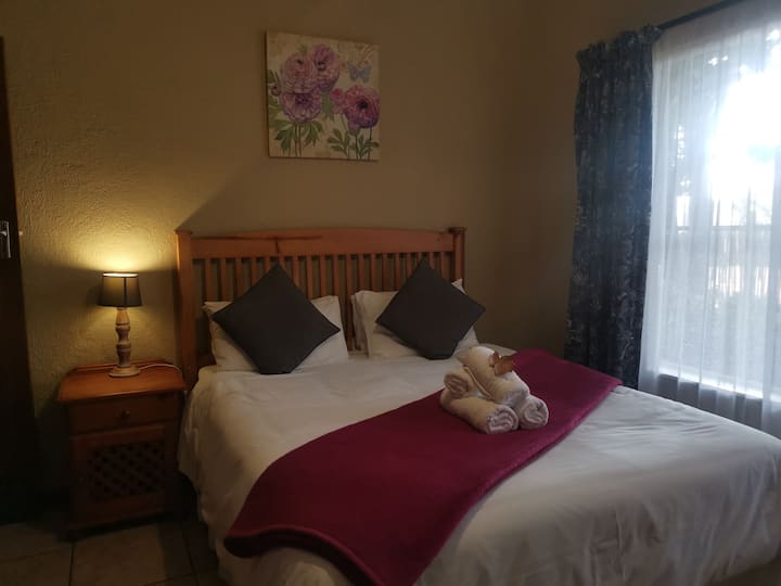 Autumn Breeze Manor Guesthouse - The Flowers 15 - Mount Sheba