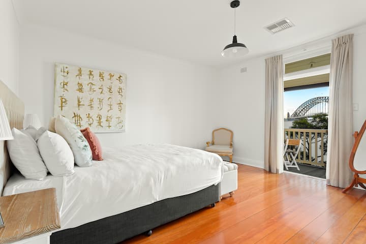 Contemporary Charm With Spectacular Harbour Views - Sydney