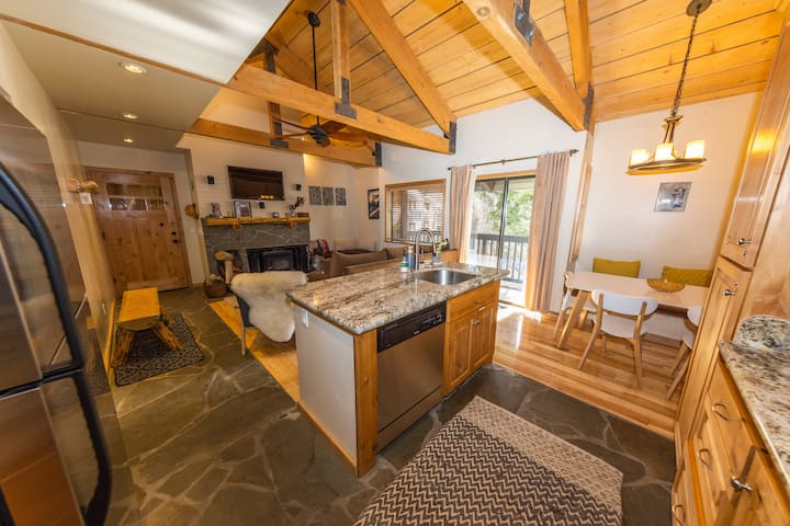 Beautifully Remodeled Condo, Garage, Wifi, Laundry - Mammoth Mountain, CA