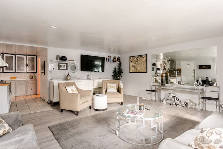 Russell Woods - 4 Bdrm- Spacious - Sleeps Up To 12 - Detroit, MI