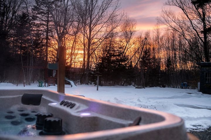 King Bed, Large Hot Tub, Kitchenette, Ski Martock - Nova Scotia