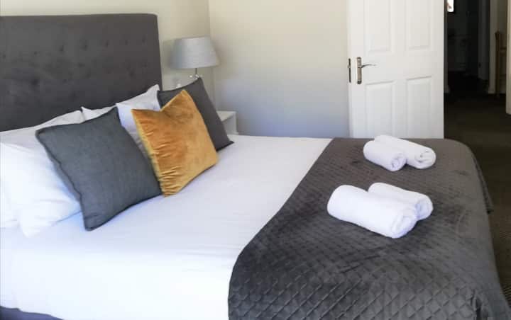 The Courtyards - 2 Bedroom Self Catering Apartment - Knysna