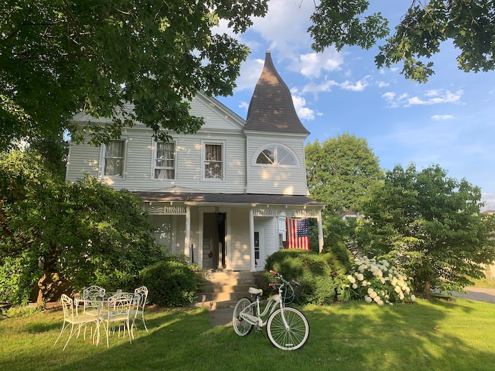 Millbrook Village Bennett Suite - In The Village - Millbrook, NY