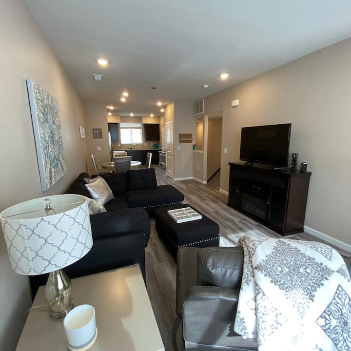 Classy Riverview Townhome Close To Downtown Reno - Reno