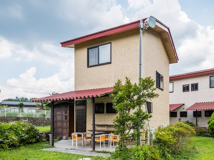 河口湖まで徒歩3分の貸別荘。一戸建て風呂トイレキッチン付き - 河口湖