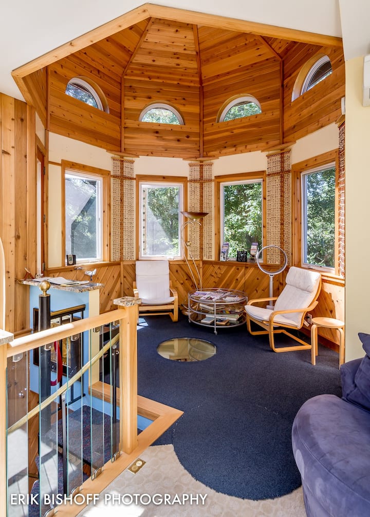 Sleep Above It All! — Quiet, Elegant, Yet Central… - Eugene, OR