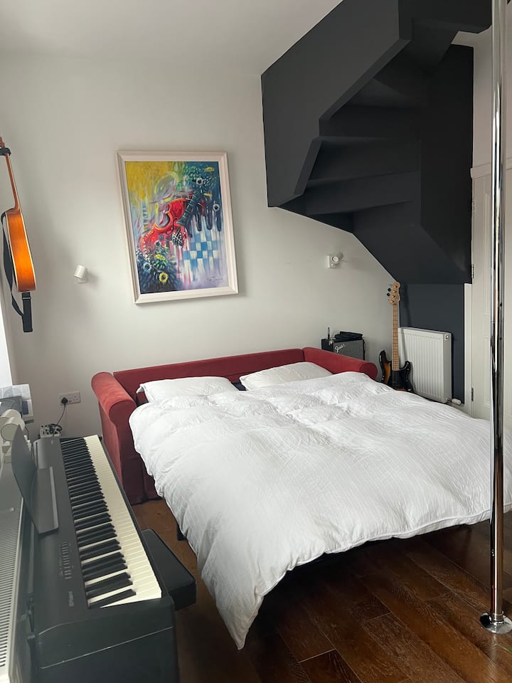 Bright, Modern Room In East Wall -