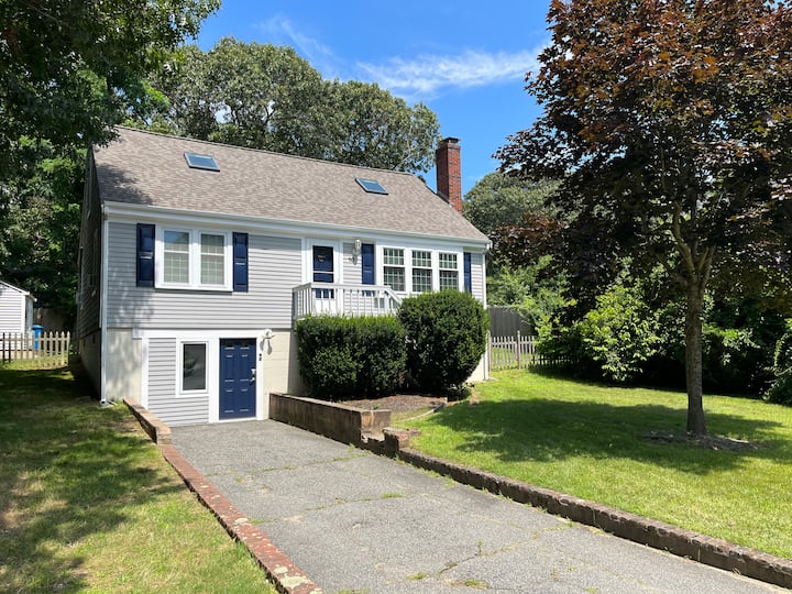 Expansive & Renovated Teaticket Cape - Woods Hole, MA