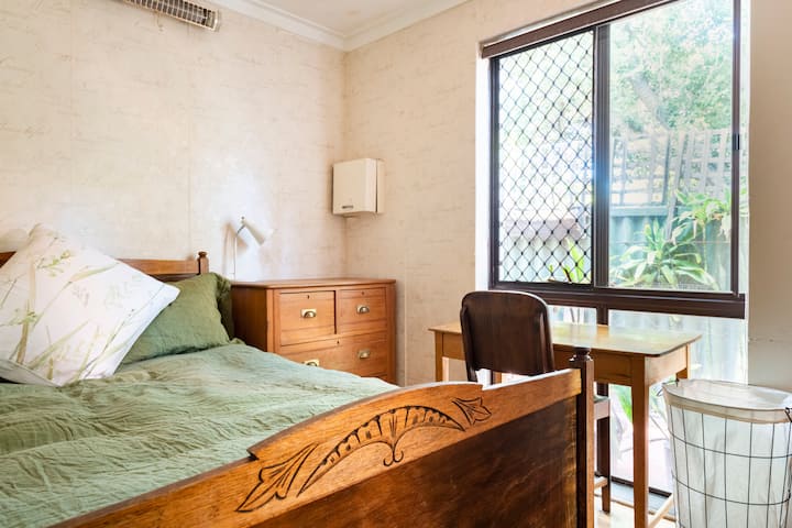 Private Room In A Cosy Home With A Lush Garden. - Perth