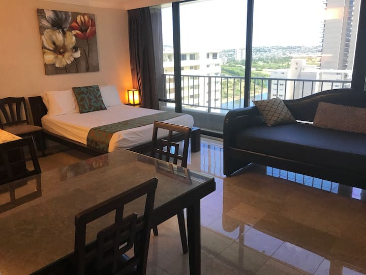 Three Bedrooms Plus An Extra Studio. Ocean View. - Honolulu, HI