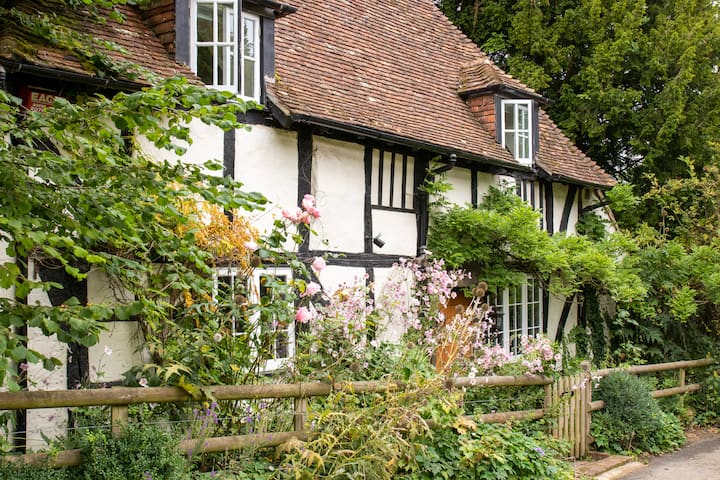 Beautifully Restored Tudor Cottage + Loft Apartmnt - Folkestone