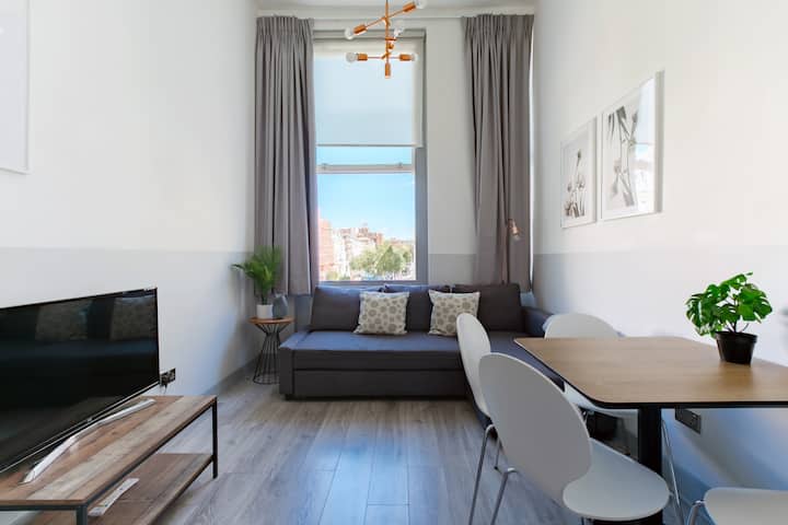 Modern One Bedroom Apartment Earls Court - South Kensington - London