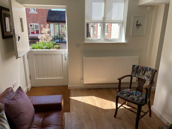 Grooms Cottage - An Idyllic Cheshire Rural Retreat - Tarporley